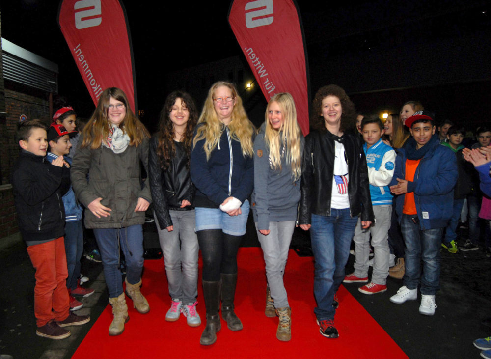 S-Club-Girls auf dem roten Teppich - Sparkasse Witten